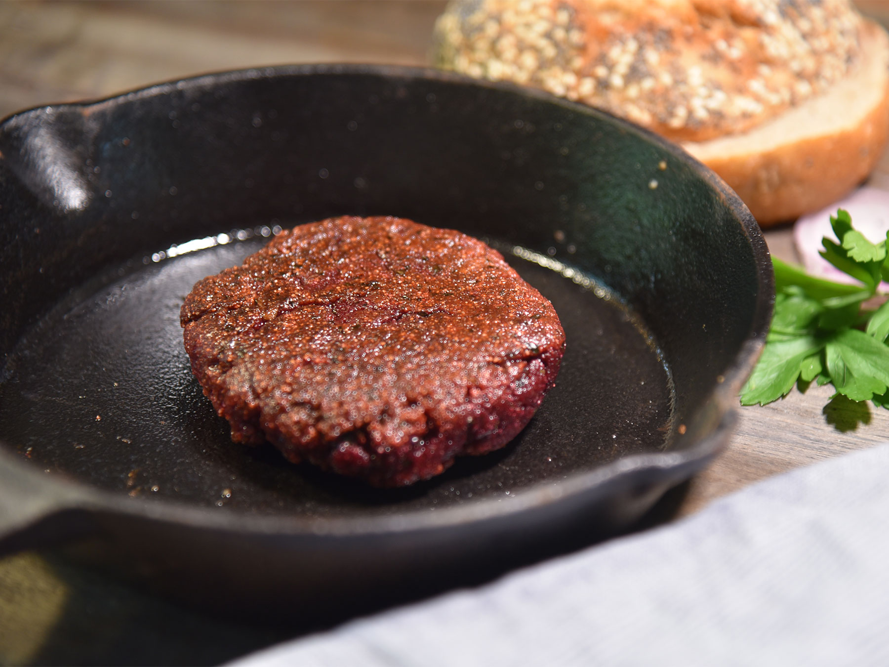 Zelfgemaakte burger met rode bietensap - Amanprana RECEPT