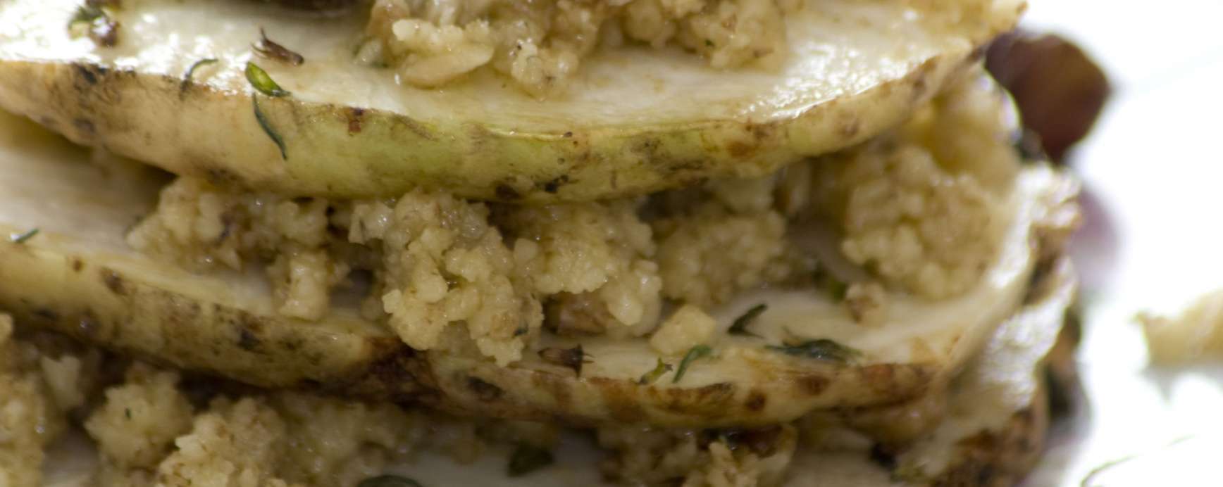 Recette de céleri-rave cuit au four avec des noisettes et un pesto de ...